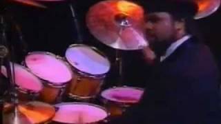 Dennis Chambers - Dancing Men (Buddy Rich Memorial Concert, 1989) Acordes - Chordify