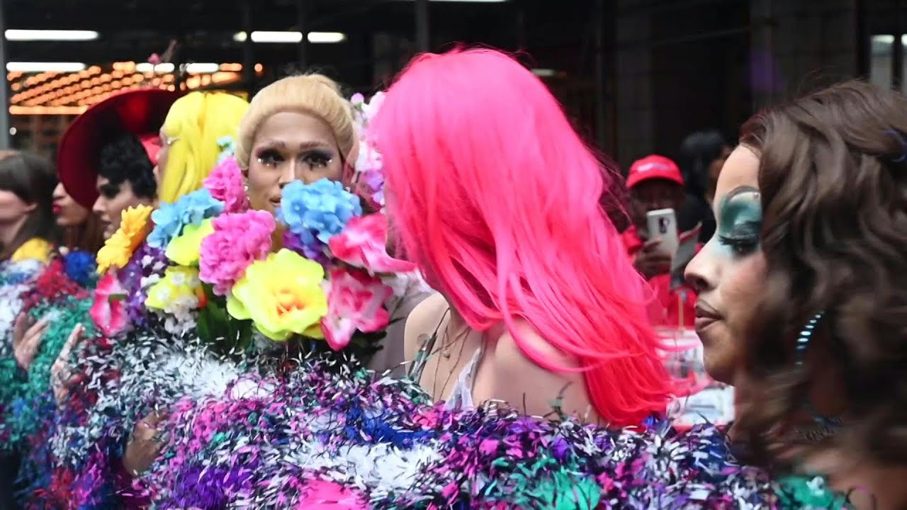 Rainbow feather boa breaks Guinness World Record in New York | AFP