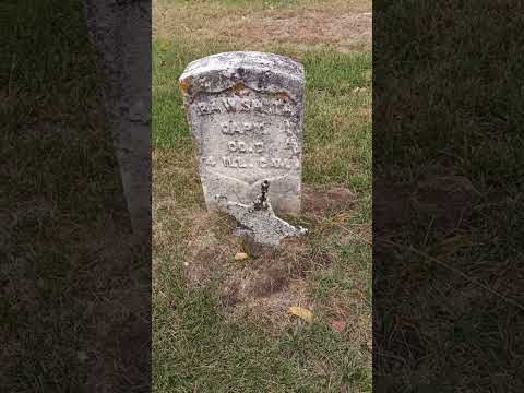 Who knows what this military gravestone means? in cemetery