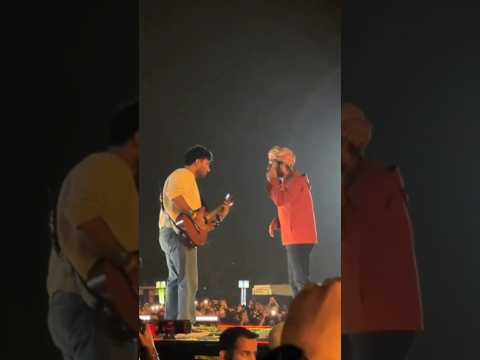 Arijit Singh Calls Fan On Stage, Gives Guitar & Teaches Chords Live – Unforgettable Moment!