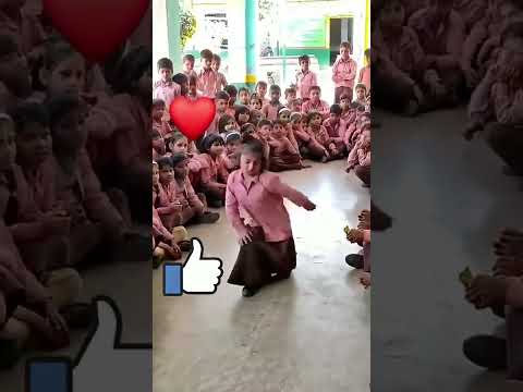4 क्लास में पढ़ने वाली बच्ची का डांस