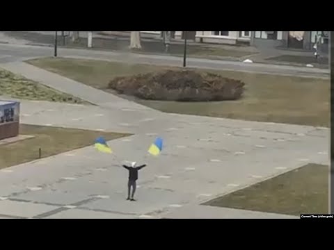 Defiant Ukrainian Seizes Back Flags From Russian Soldiers