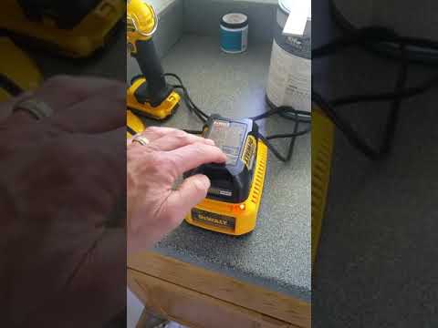 Dewalt 18v volt Lithium Ion Battery Fault - Possible Fix in Description DC9180 or DC9182