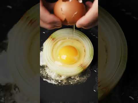 Flawless Fried Eggs EVERY Time With This Onion Trick! 🍳勞