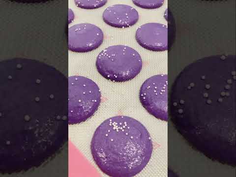 If you’re struggling with failed macarons, consider oven-drying your almond flour 💜 #macarons