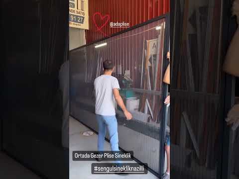 Ortada Gezer Cam Balkon Sinekliği