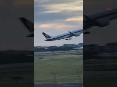 Singapore Airlines A350-941 taking off from Kingsford Smith Airport (search on flight tracker SIA242
