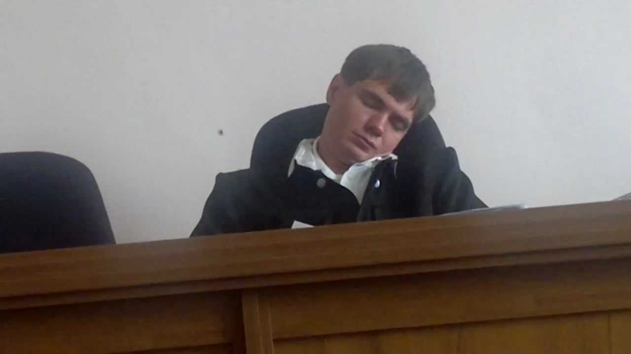 Yevgeny Makhno: Russian judge 'filmed falling asleep during trial ...