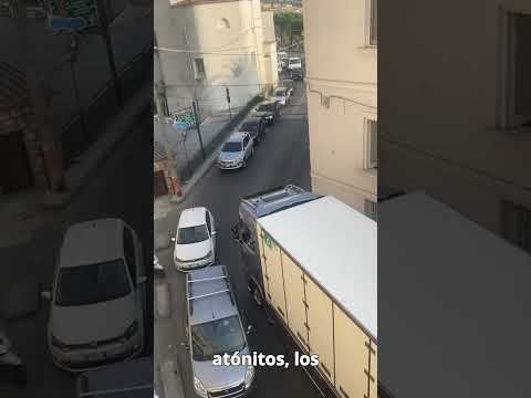 ¡Impresionante! Un Enorme Tráiler Maniobra en una Calle Estrecha de un Pueblo 🚧😱 #TrailerGigante
