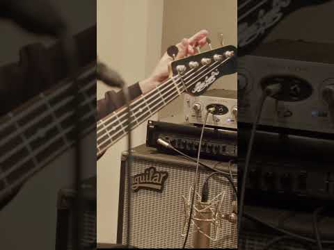 Solo afinando pero ya se siente... #bajo #afinando #estudio #nuevamusica #proximamente