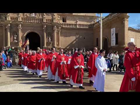 Una improvisada procesión venera a San Emeterio y San Celedonio
