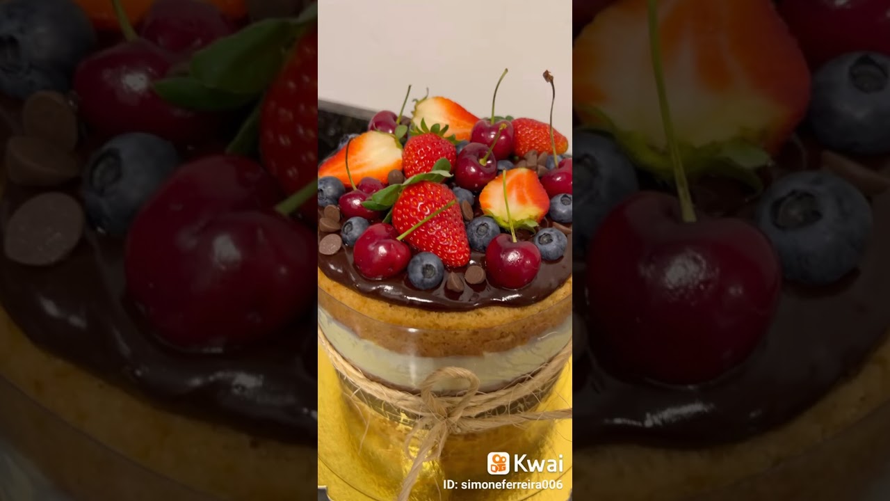 Bolo com acetato de frutas aii q delíciaaa 😋😋 prontinho pra entregar 🤗
