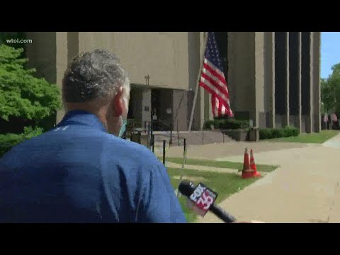 Law professor explains the difference between a bribe and campaign contribution