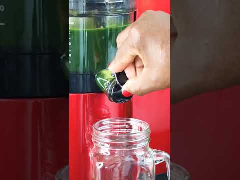 Heavy metal detox with Cilantro and Chlorella Juice #juicing #health #greenjuice #cleanse #short
