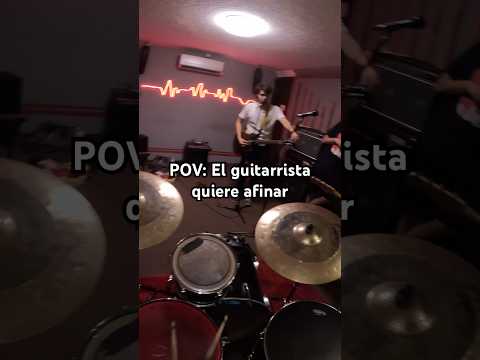 POV: El guitarrista quiere afinar