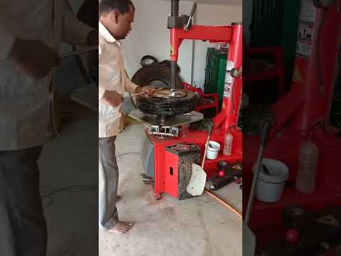 Tyre changer machine