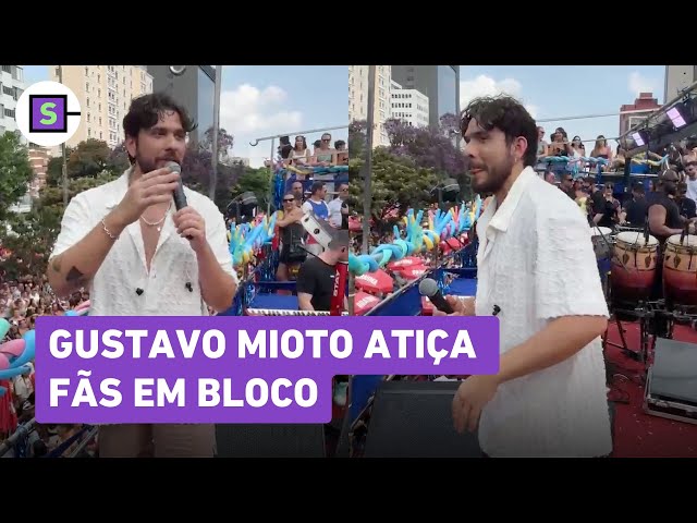 Gustavo Mioto instia fãs em bloco: 'A gente vai tomar um banho juntos'