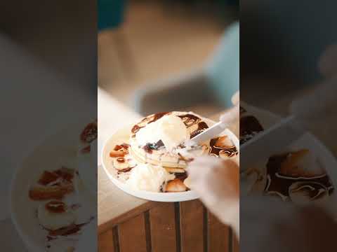 Fluffy & Irresistible Pancakes in Mississauga | Must-Try Stacks at Craveables Cafe #craveables