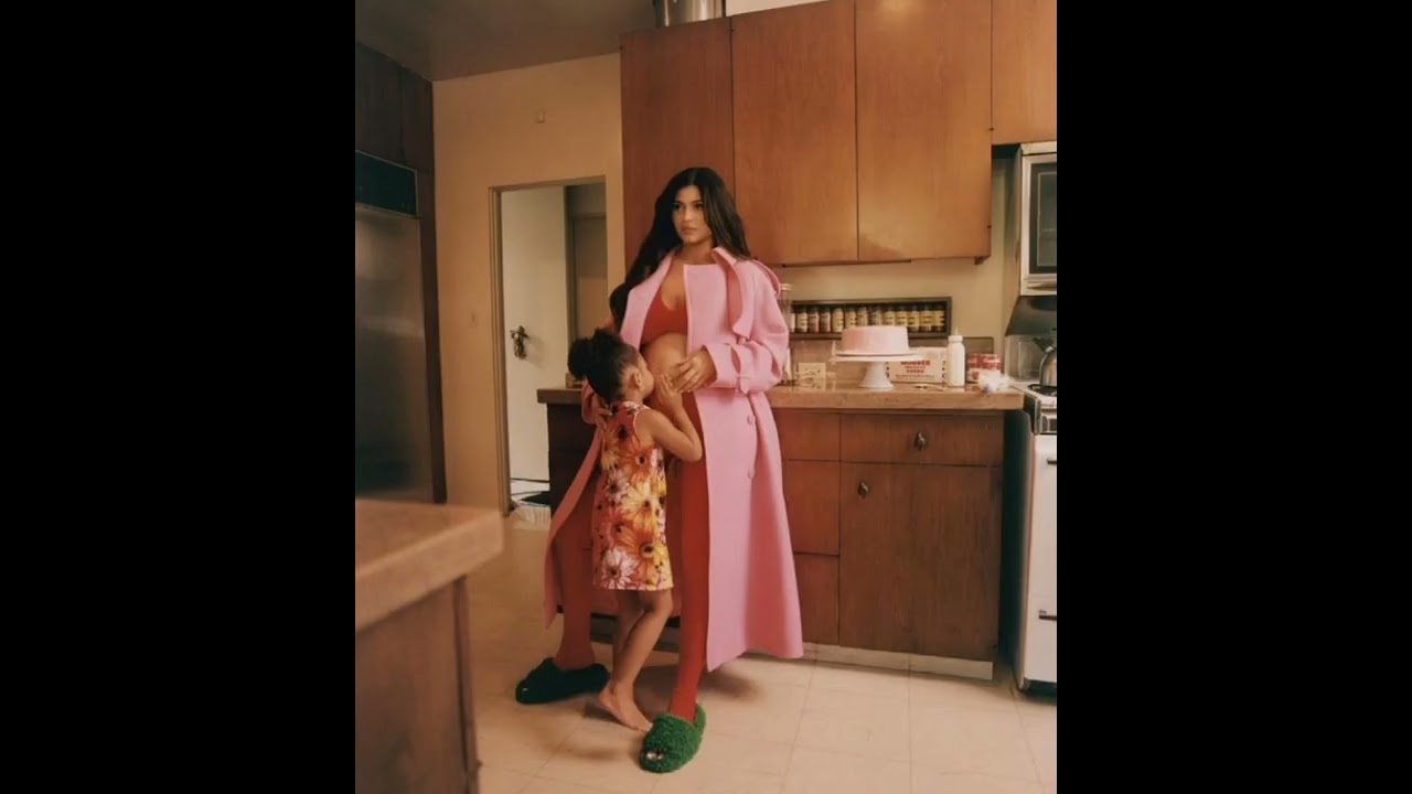 Kylie Jenner's pregnancy pictures with daughter 💕
