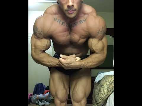 Shawn Smith flexiing