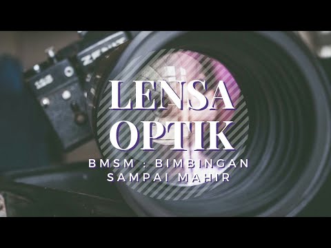 Seorang petugas pemila mengamati keaslian kartu suara dengan ...