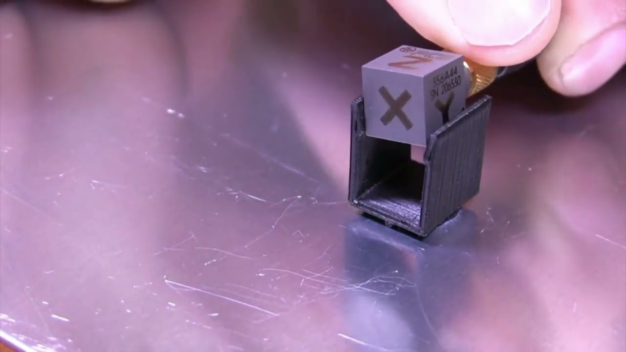 O acelerômetro triaxial é um dispositivo que mede a aceleração em três eixos: X, Y e Z