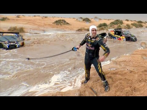 Watch Dakar Truck Teams Help Recover Two Side-by-Side Racers from Flash ...