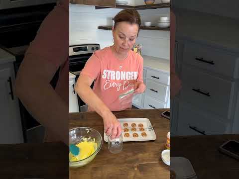 Easy and delicious Easter chicks dessert treats! Chocolate pretzel treats for Easter!