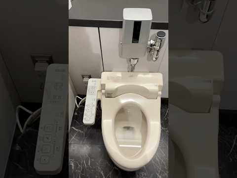 Japanese Public toilets are so clean! ๐ณ๐ฏ๐ต Is this possible in India? #toilet #travel