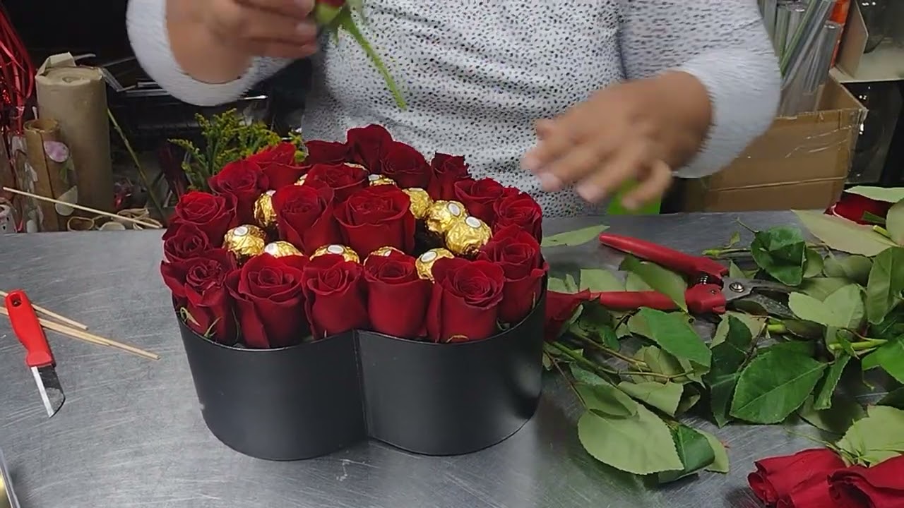 Como hacer un arreglo de rosas en caja en forma de corazon