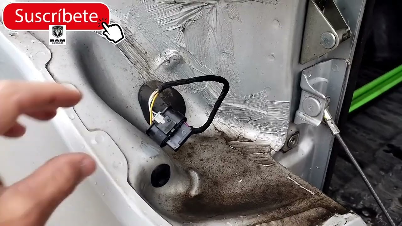RAM 700 cómo cambiar los bombillos o lámparas de las farolas traseras súper fácil les explico
