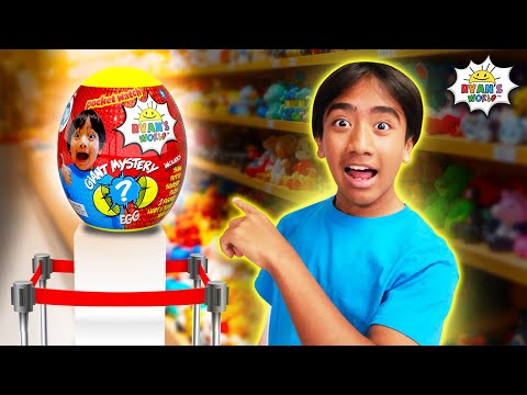 Ryan's World Visits a GIANT TOY MUSEUM!