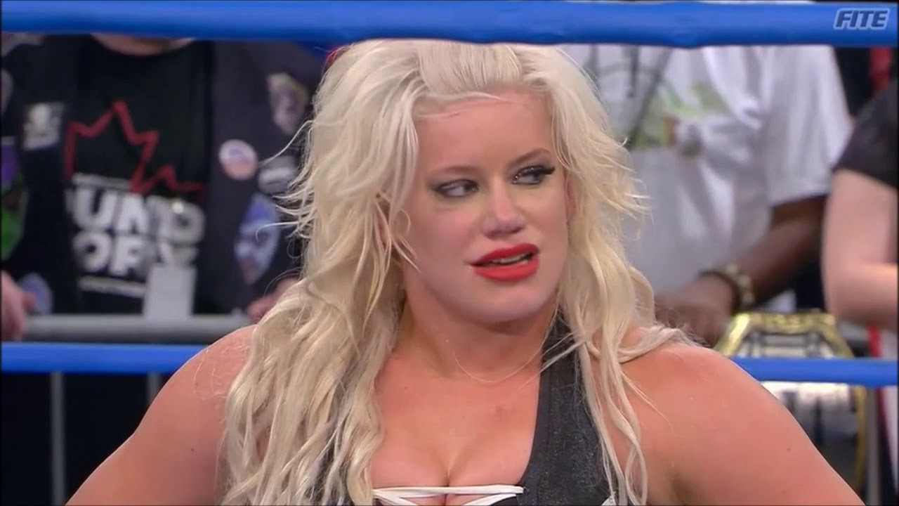 Taya Valkyrie pins Kiera Hogan