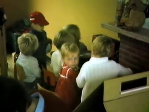 Peuterschool kleuterschool kinderdagverblijf 't Hummeltje Lepelstraat 1984 Plaatjes draaien zingen