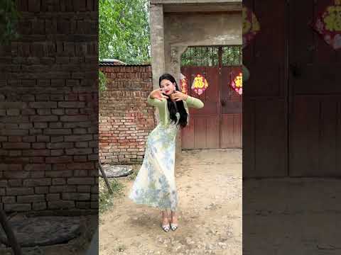 This is the unique oriental ancient charm of Chinese women. It is effortless to wear. Confident