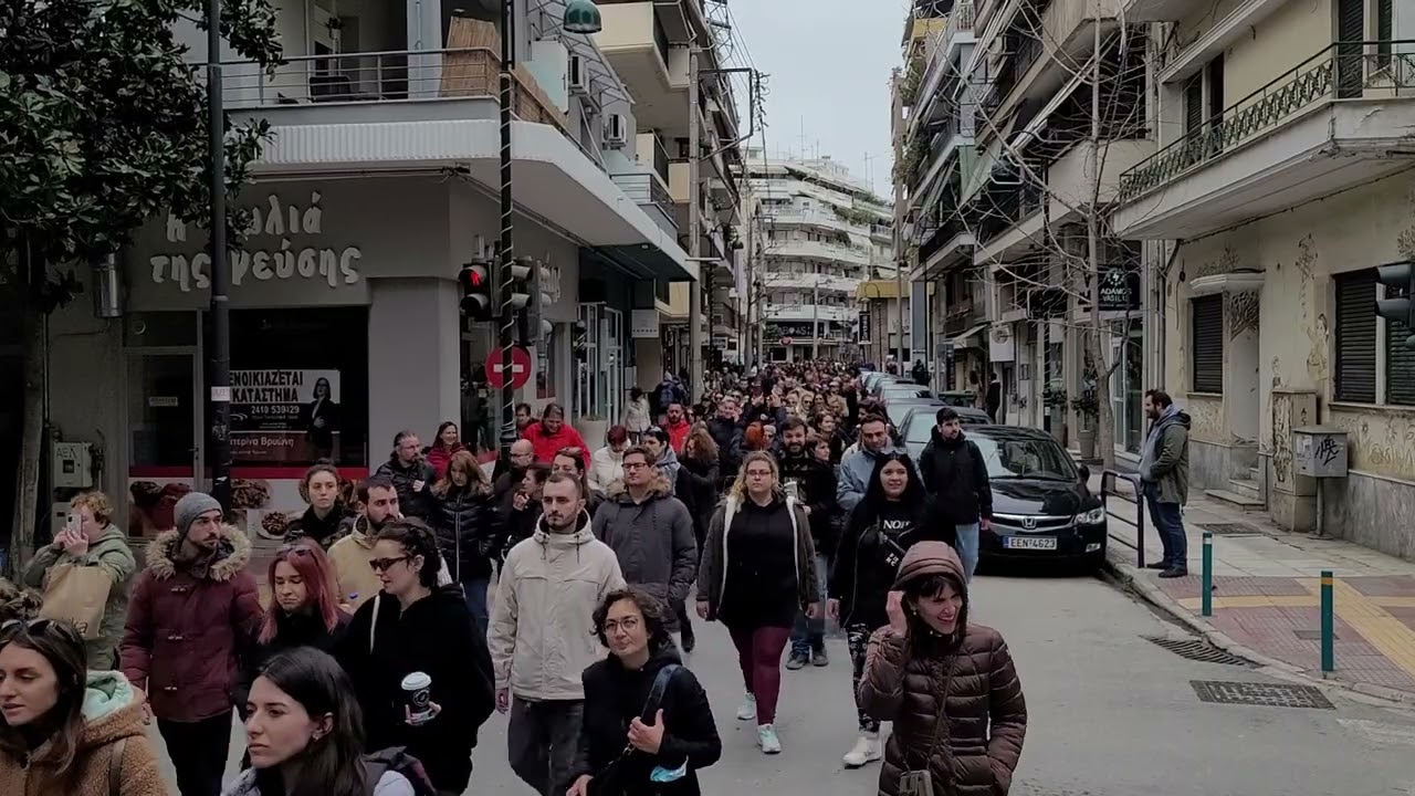 «Ποτάμι» ξανά οι Λαρισαίοι στους κεντρικούς δρόμους - Μαύρα μπαλόνια ...