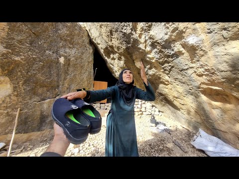 Building a Mountain Home: Grandma’s Daily Survival in the Wild!