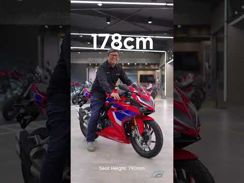 Rider with dgfferent sizes on the honda CBR 250 RR