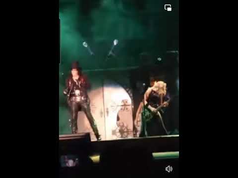 Alice Cooper Breaks Cane Onstage, Accidentally Hits Nita Strauss In The ...