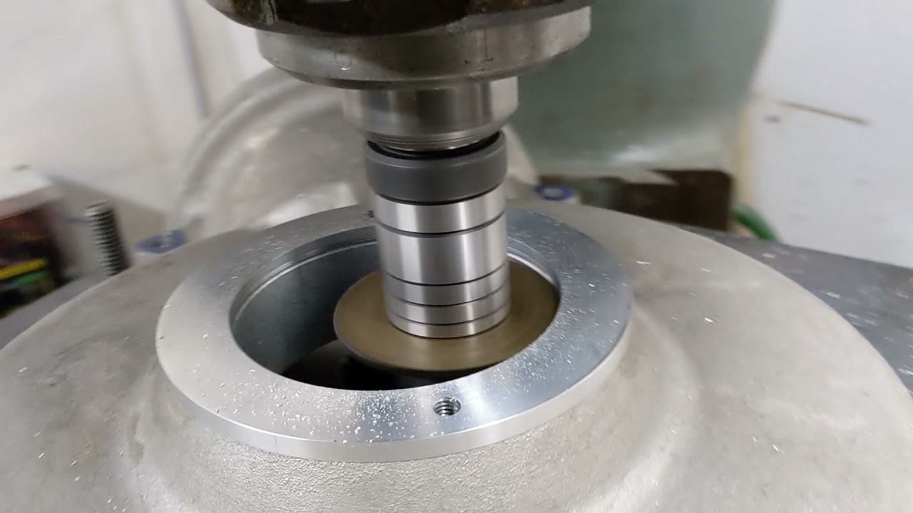 Cutting the circlip groove