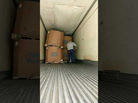Getting unloaded at the receiver 40 pallet 43,000 pounds #lifeiswhatyoumakeit #ultimatelife