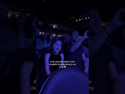 I CANT WAIT TO HEAR YOU ALL SINGING ALONG LIKE THIS LOVELY FAN 🥹🫶🏻 WHOS COMING 🇺🇸🇺🇸🇺🇸