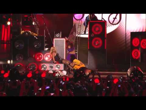 Missing Mic in One of Her Most Iconic Performances - Britney Community ...