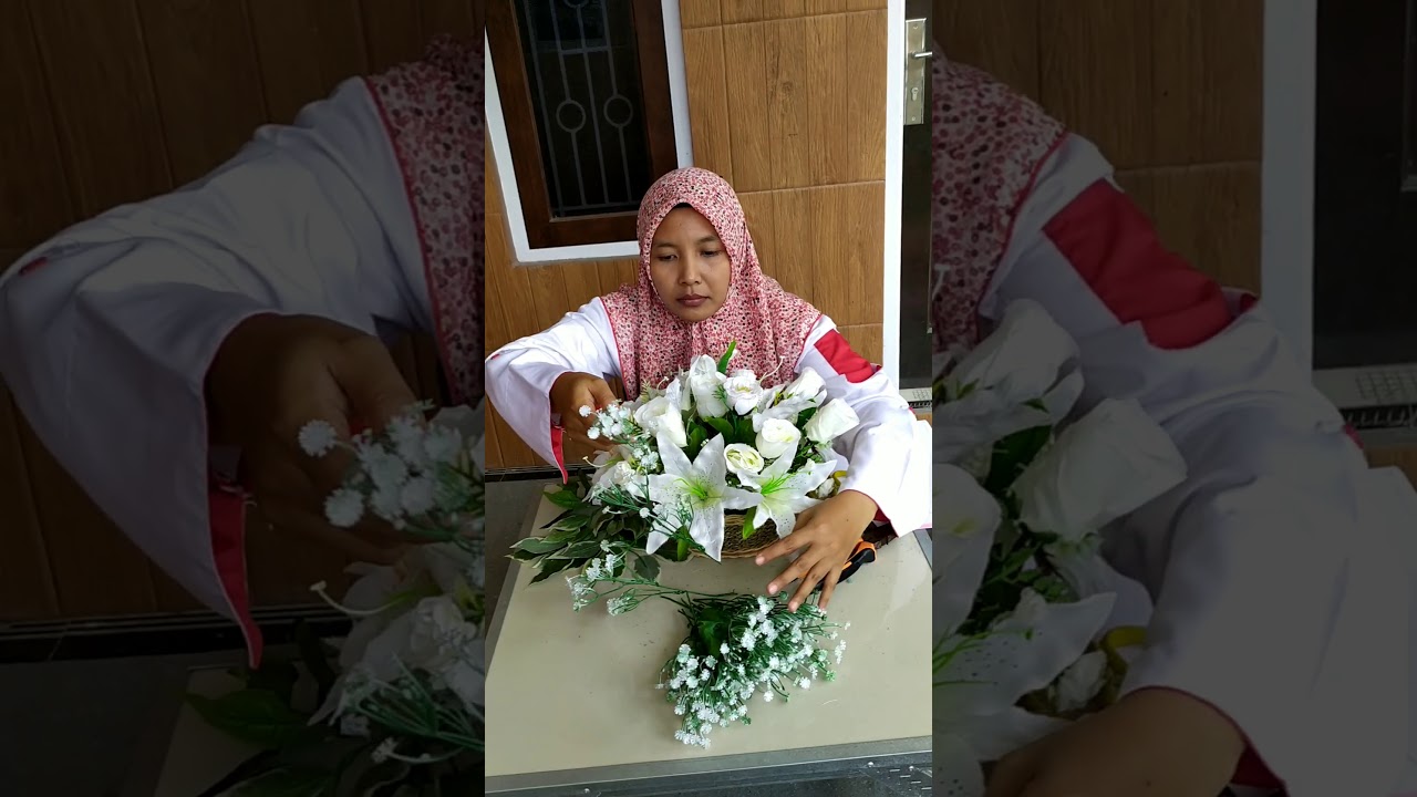 Rangkaian bunga kematian dengan bentuk lingkaran