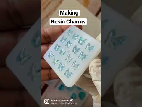 Making Resin Charms and Demolding #resin #resinart #artideas #beads #epoxyresin #resinarttutorial