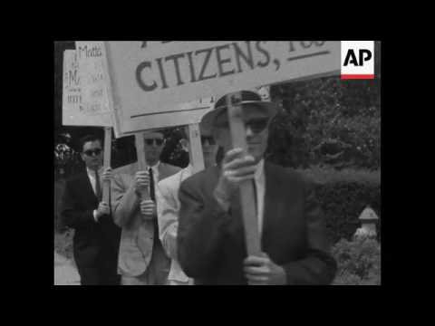 Homosexuals picket Pentagon to protest military policy