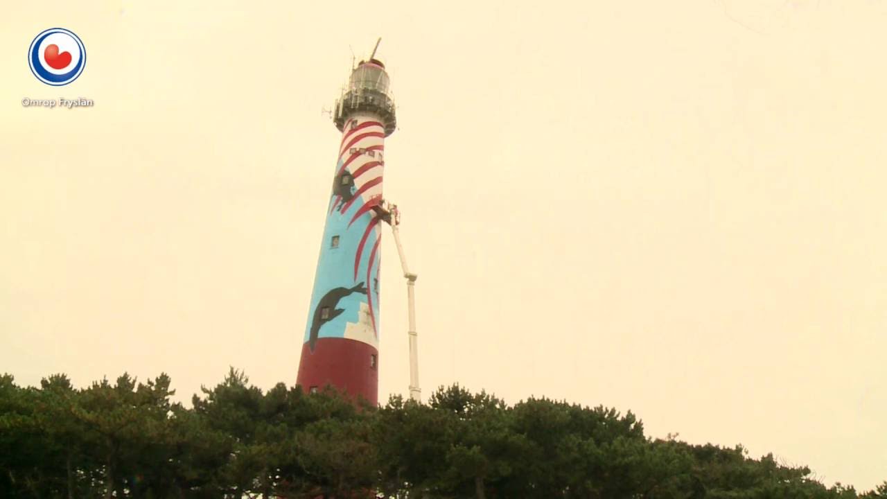 Kunstenares beschildert vuurtoren Ameland