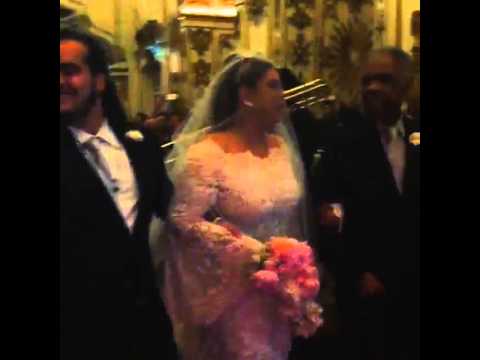 Preta Gil entra na igreja para casamento acompanhada do pai Gilberto Gil e do filho Francisco
