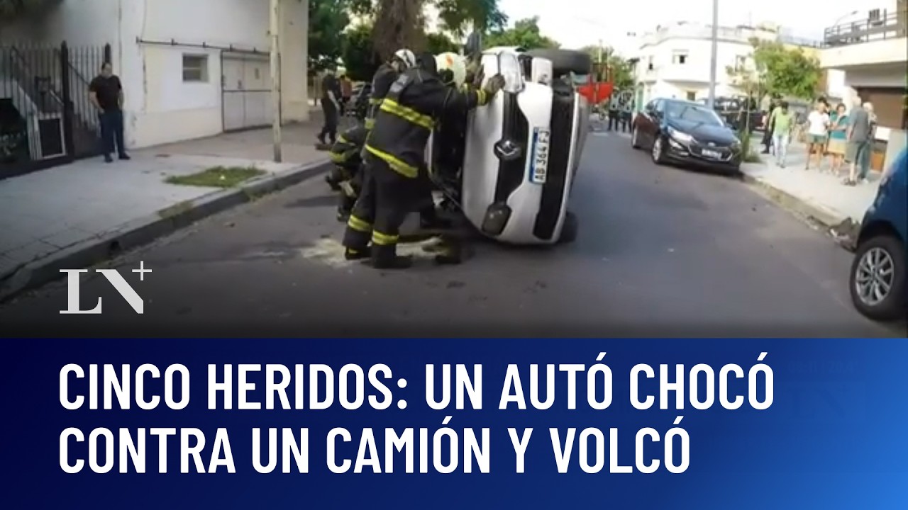 Un auto chocó contra un camión y volcó: operativo de SAME y bomberos en el lugar