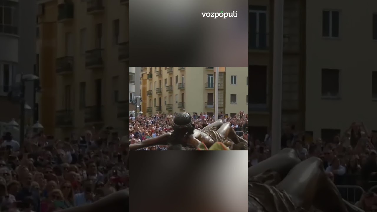 Los legionarios portan en Málaga el Cristo de la Buena Muerte
